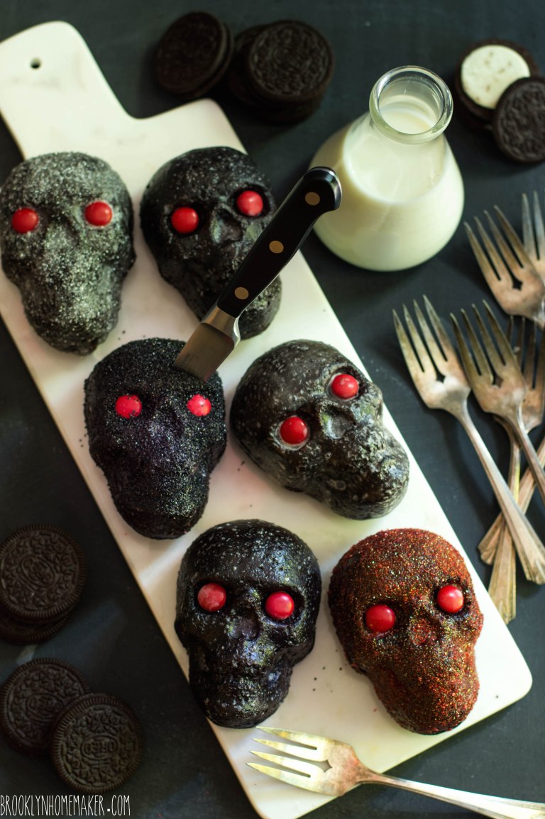 dark chocolate & oreo mini skull cakes | Brooklyn Homemaker